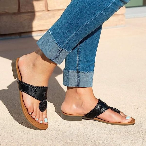 8 Black Flat Sandals For Women: Which Ones Are Fabulously Stylish?